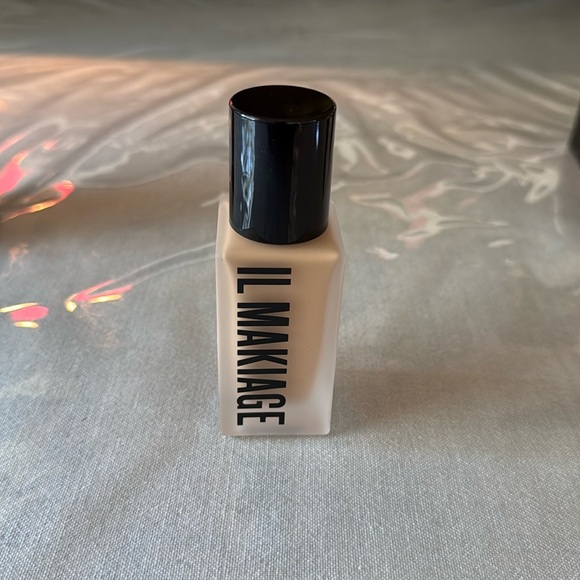IL MAKIAGE | Makeup | Il Makiage Woke Up Like This Foundation In Black ...